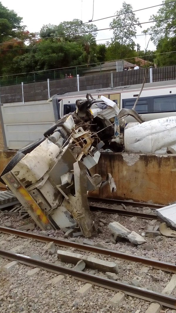 Truck Driver Critical After Crashing Into Gautrain Tracks Rekord