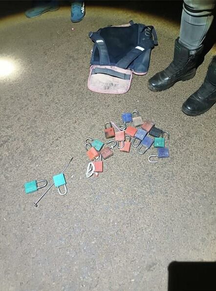 Man is caught stealing safety locks | Rekord