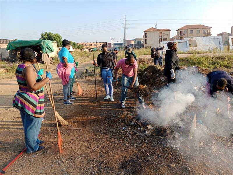 Naledi residents clear illegal dumping site | Rekord
