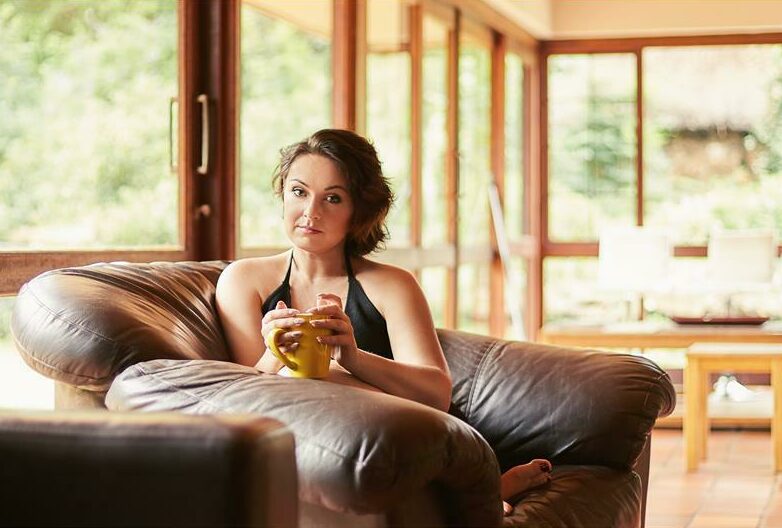 Sanger vier oorwinning oor borskanker met nuwe album | Rekord