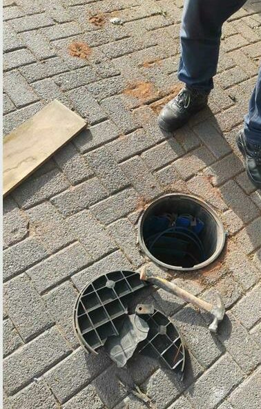 Moot-inwoner val in mangat toe plastiese deksel meegee | Rekord