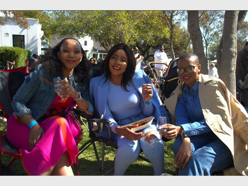 Residents enjoy prawn, wine in Kameeldrift | Rekord