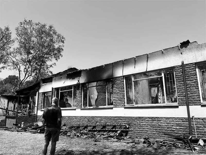 Pa red dogter en katte toe Magalies-Moothuis in ligte laaie staan | Rekord