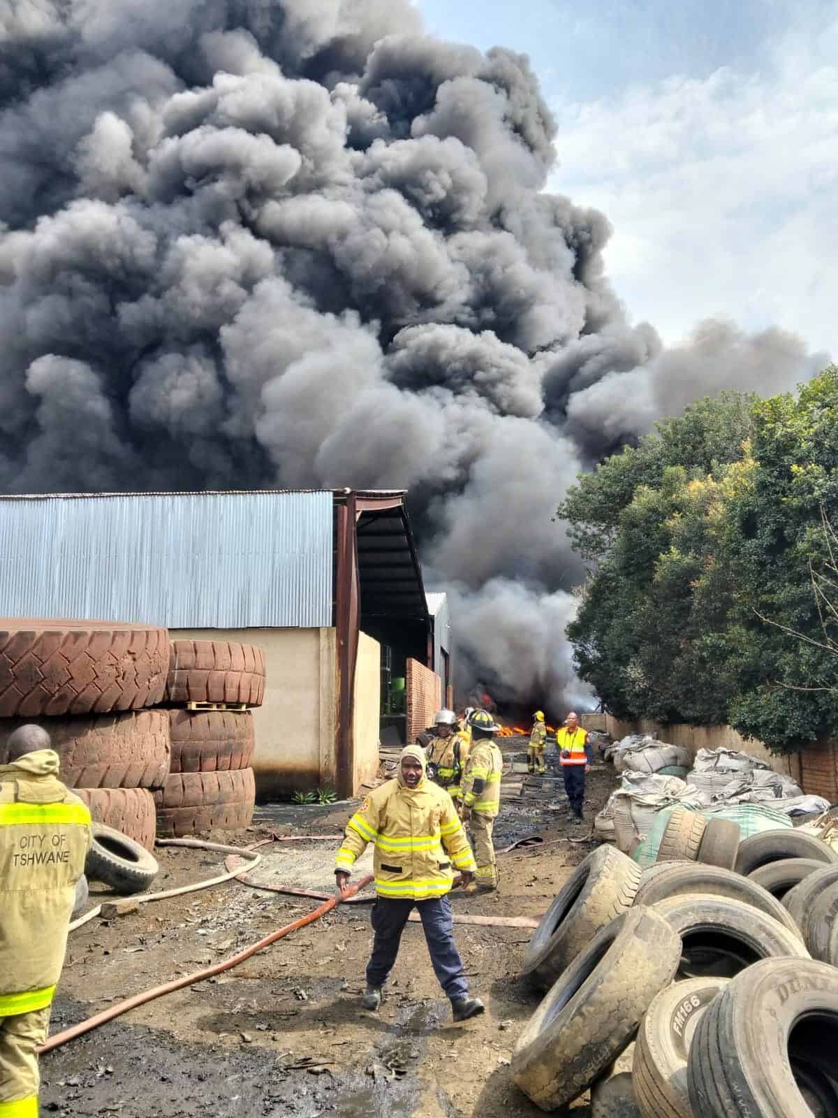 Emergency services respond to reported tyre factory fire in Akasia | Rekord