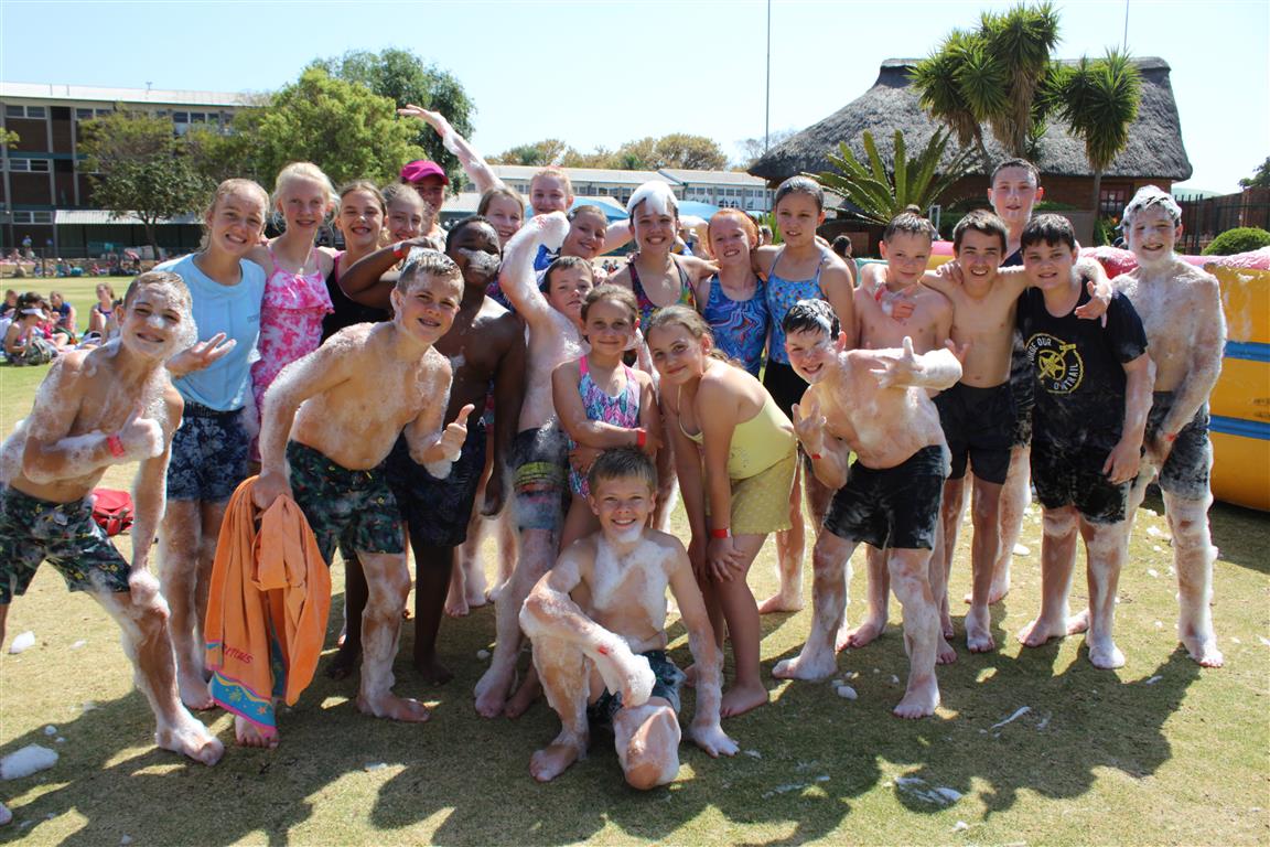 FOTO’S: Koelte, koeldrank en kaskenades by die Kalanderfees!