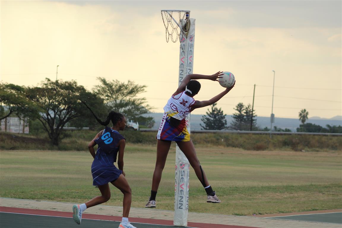 FOTO’S: Tom Naudé en Frans du Toit meet kragte op die rugby | Review