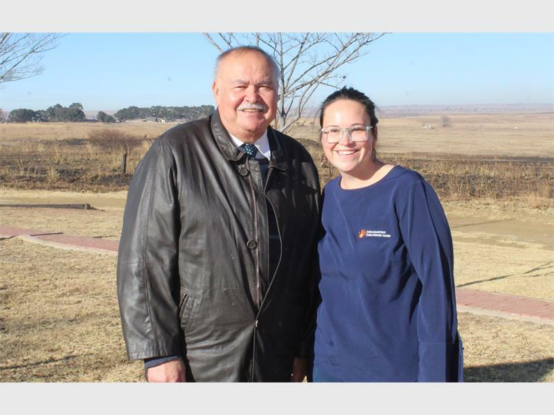 Helpende Hand en Privaatskool Hoëveldrif op Bethal neem hande | Ridge Times