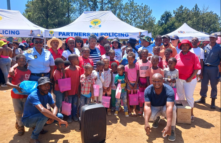 Sebokeng SAPS lends a helping hand in Boiketlong | Sedibeng Ster