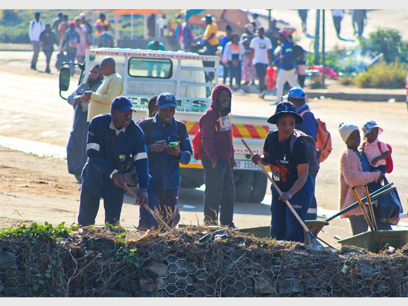 Umzinto cleaned for Mandela Day | South Coast Herald