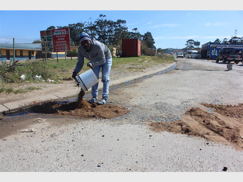 Potholes aggravate Mthwalume motorists | South Coast Herald
