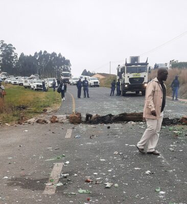 WARNING: N2 blocked by protesters near Izingolweni | South Coast Herald