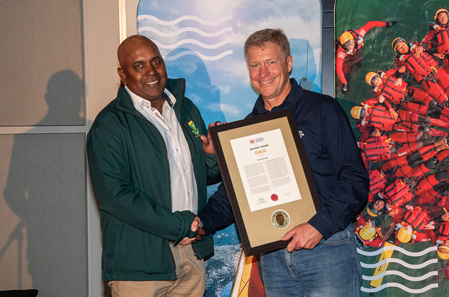 Gold bravery award for rescue efforts | South Coast Sun