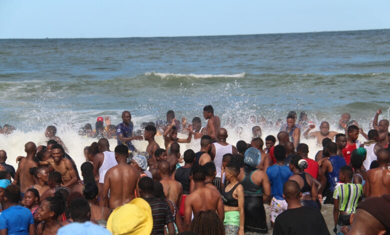 How to stay safe on a busy beach day | Vaalweekblad