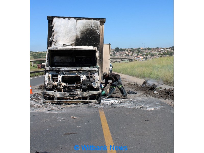 Multiple trucks on the N4 set alight amid Vosman protest | Witbank News