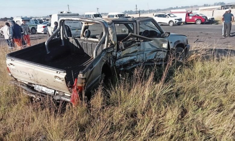 Bakkie and truck crash between Costas and Transalloys on Clewer road ...
