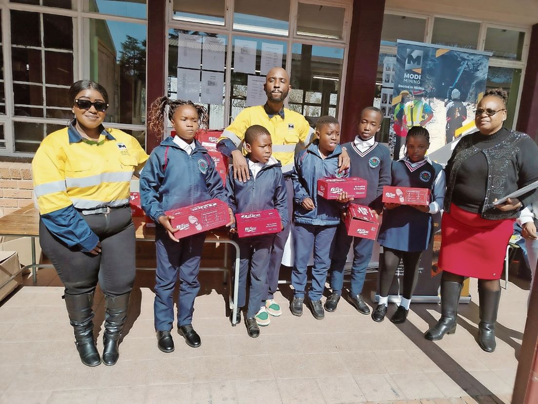 Kriel Police and Ga-Nala Women Structure hand over essentials for ...
