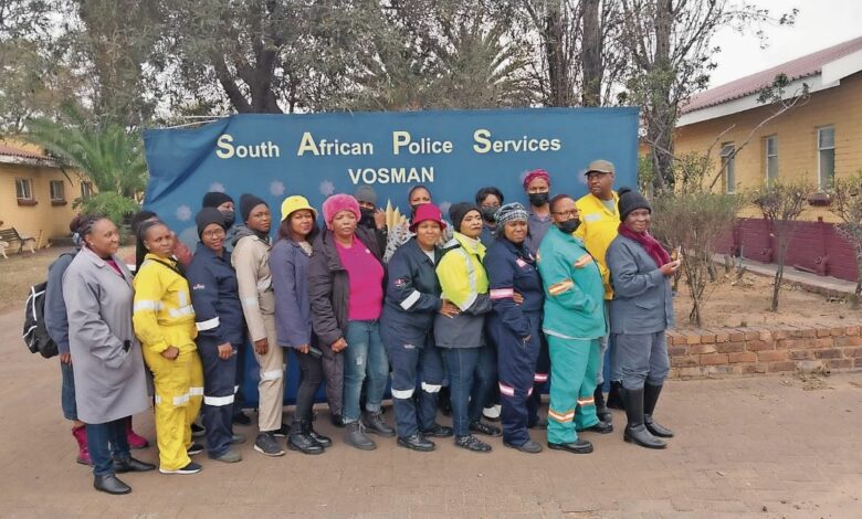 Vosman Police commemorate Mandela Day with hospital clean-up | Witbank News