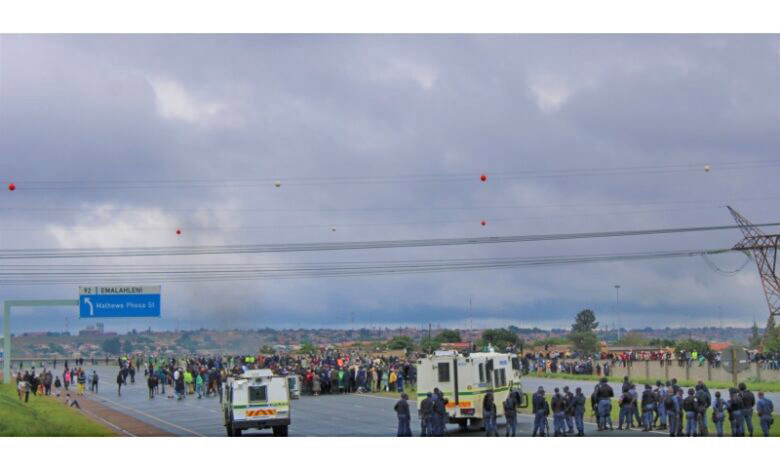 Watch: Protesters overturn car on N4 - LNN - Witbank News