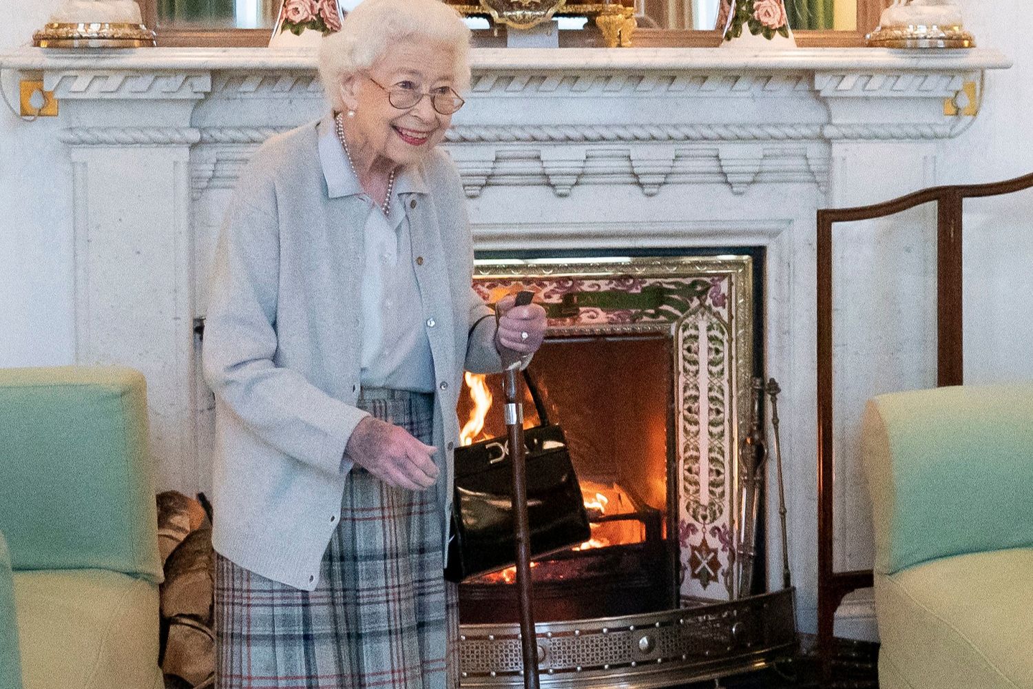 Royal family gathers as Queen Elizabeth's doctors sound health alarm ...