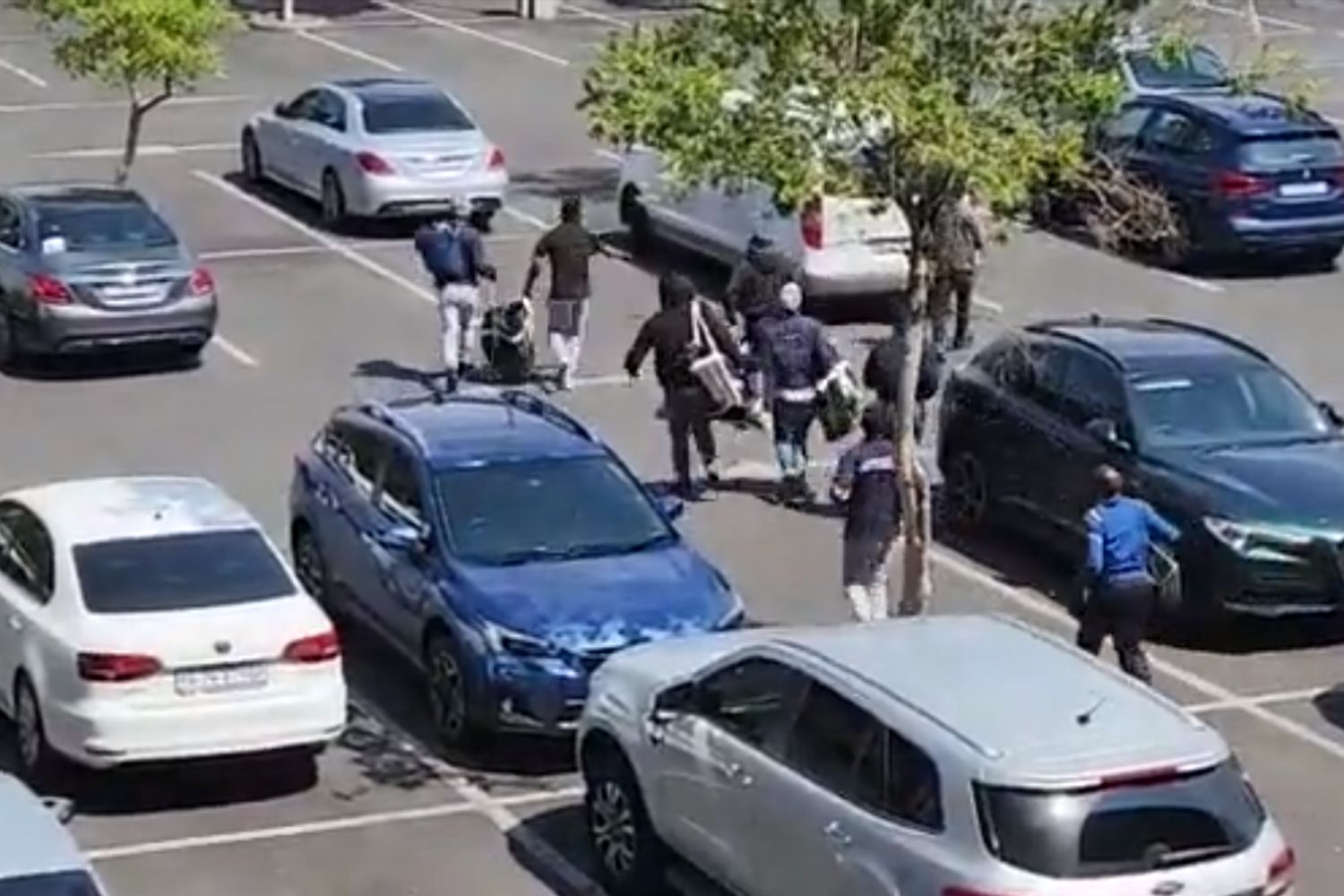 Samsung robbery: 12 suspects jog off with goods worth R12m