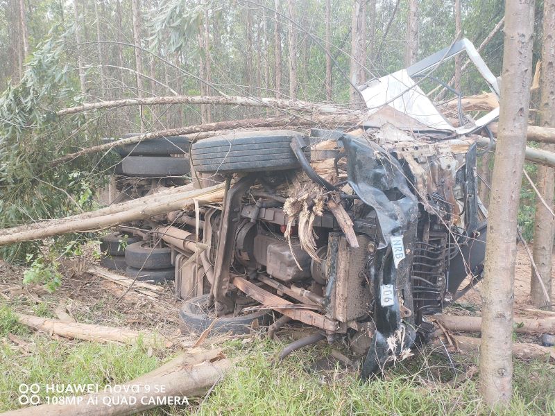 WATCH: Truck driver unharmed in nasty N2 accident | Zululand Observer