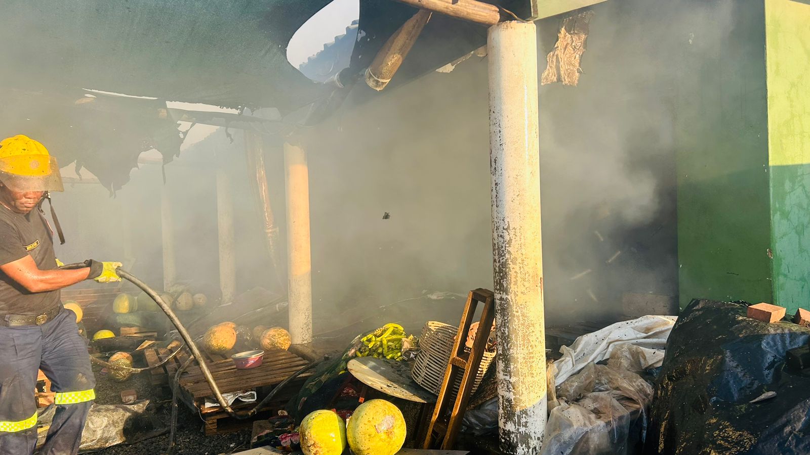WATCH: N2 Mtubatuba roadside market on fire | Zululand Observer